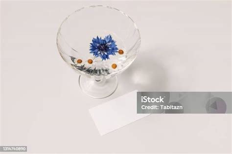 현대 여름 정물 물 한 잔 파란색 콘플라워와 카모마일 꽃 칵테일 긴 그림자 햇빛에 베이지 색 테이블 배경 빈 명함 모형 플랫 레이 상단 보기 0명에 대한 스톡 사진 및 기타