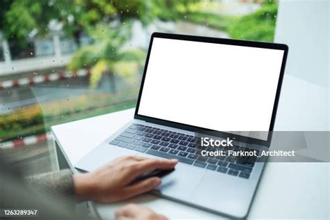 빈 흰색 데스크톱 화면이있는 노트북 컴퓨터 터치 패드를 사용하고 만지는 손 개념에 대한 스톡 사진 및 기타 이미지 개념 개념과 주제 공란 Istock