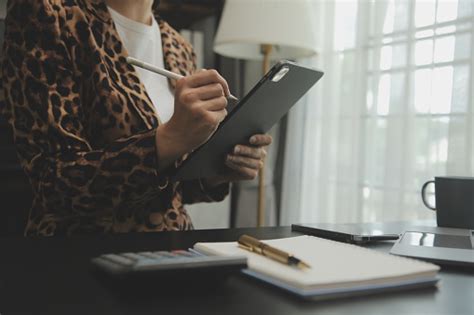 비즈니스 어드바이저 비즈니스 사람들이 이야기하고 계획 사무실에서 태블릿에 대한 투자 및 마케팅을 분석합니다 가리키기에 대한 스톡 사진 및 기타 이미지 Istock