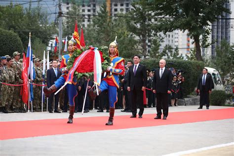 Ерөнхийлөгч У Хүрэлсүх В В Путин нар Г К Жуковын хөшөөнд цэцэг өргөв Монгол Улсын