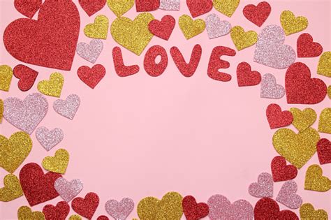 밝은 분홍색 배경에 여러 가지 빛깔의 반짝이는 마음과 텍스트 사랑 하트의 프레임 텍스트를 위한 공간이 있는 상위 뷰 0명에 대한 스톡 사진 및 기타 이미지 Istock