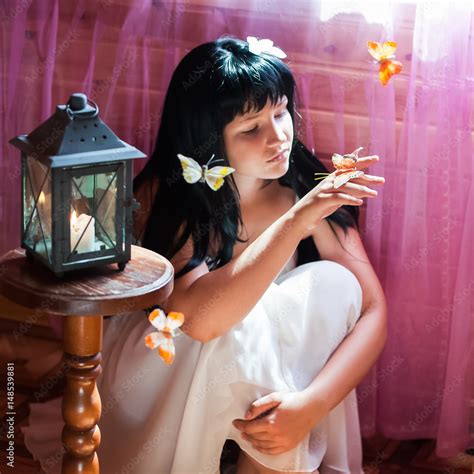 Foto De Alice In Wonderland Dream The Young Dark Haired Girl In
