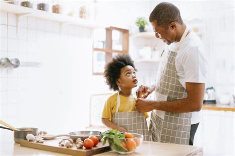 Feliz Pai Afro Americano Ajudando Meu Filho A Colocar Um Avental Antes