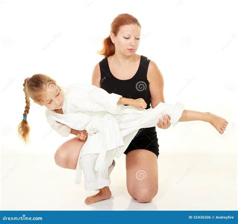 La Mamma Insegna Al Karatè Di Respinta Della Perforazione Della Figlia