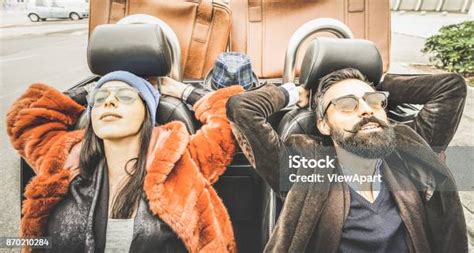 패션 Hipster 남자 친구와 여자 친구자동차 여행에서 함께 휴식 하는 행복 한 커플현대 사랑 관계와 개념도로빈티지 복고