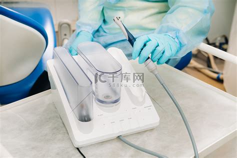 牙科诊所里牙医手中的超声波洁牙机。高清摄影大图 千库网