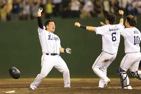 9回2死二塁、山川が右中間にサヨナラ打を放ち源田と森が駆け寄る（撮影・篠原岳夫） ― スポニチ Sponichi Annex 野球