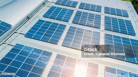 창고 공장의 톱 뷰 태양 전지 Solor 사진 태양 전지 패널 시스템 전원 또는 녹색 생태 전기를 생산하기위한 산업 건물 지붕에 태양 전지 재생 가능 에너지 생산 0명에