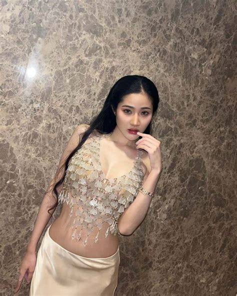 ตุลย์ ณัฐนันท์ โชว์อึ๋ม เขย่าโซเชียล กับเสื้อเอวลอยตัวจิ๋ว เว้าหลัง สวยฉ่ำตาเว่อร์