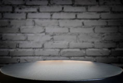 선택한 포커스 빈 검은 나무 테이블과 벽 텍스처 또는 오래 된 검은 벽돌 벽 흐림 배경 이미지 Photomontage 또는 제품 디스플레이 대 한 0명에 대한 스톡 사진 및