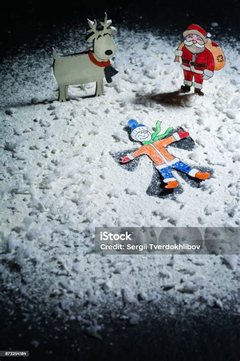 종이 눈 천사 산타 클로스와 사슴의 숫자 손으로 만든 종이 입상 엽서에 대 한 빈 값 12월에 대한 스톡 사진 및 기타 이미지 12월 1월 개성 개념 Istock