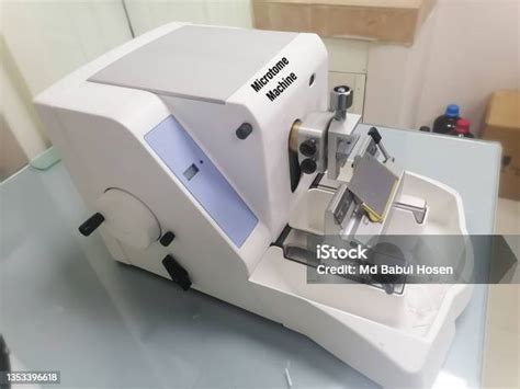 조직 절단 기 조직학 실험실 배경으로 격리된 수동 로터리 마이크로토메 마이크로토메 클로즈업 공장 산업 건물에 대한 스톡 사진 및