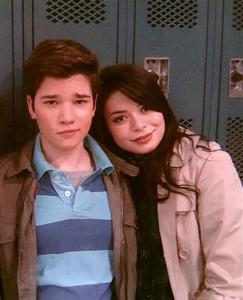 Creddie 🤎 Icarly Carly And Freddie Personajes Peliculas Diseño De