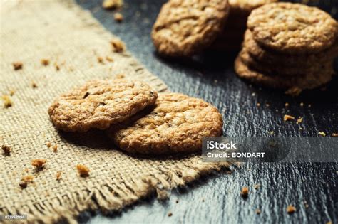 비스킷 달콤한 쿠키 배경입니다 국내 누적된 버터 비스킷 패턴 개념 매크로를 닫습니다 나무 테이블에 수 제 쿠키입니다 참 깨 땅콩 해바라기와 아마 란 스와 함께 시리얼 비스킷