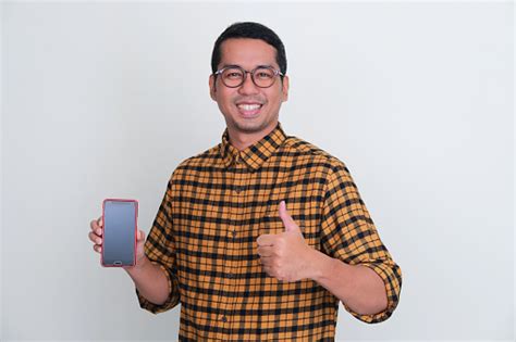 성인 아시아 남자는 빈 휴대 전화 화면을 보여 주면서 엄지 손가락을 포기 35 39세에 대한 스톡 사진 및 기타 이미지 35 39세 공란 남성 Istock