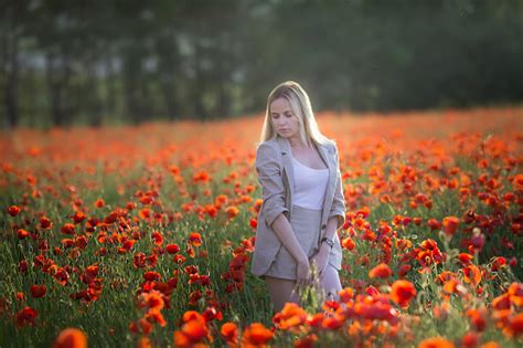 행복 여름 휴가 자연과 사람들 개념양 귀 비 필드에 밀 짚 모자를 쓰고 닫힌된 눈을 가진 젊은 여자를 웃 고 교외에 대한 스톡 사진 및 기타 이미지 Istock