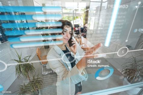 현대 사무실의 투명한 화면에서 데이터를 분석하는 백인 사업가 사무실에 대한 스톡 사진 및 기타 이미지 사무실 테크놀로지 사람들 Istock