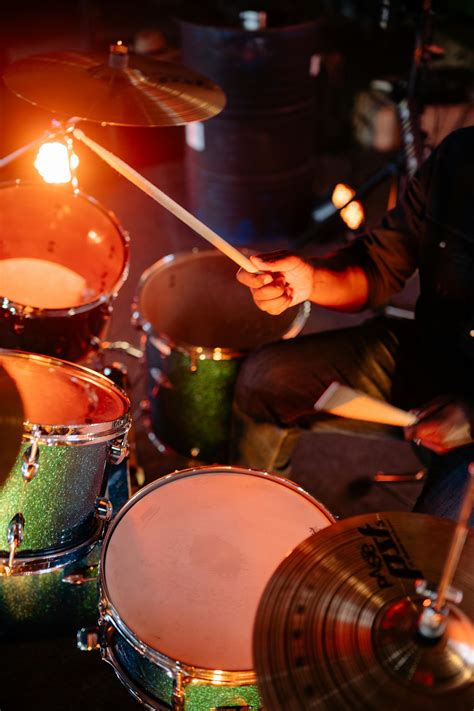 공연 나지만 다이나믹한 드러머 드럼 라이브 라이브 공연 라이브 음악 록 음악 리듬 무대 조명 뮤지션 뮤지컬