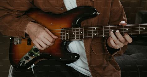 앉아서 기타를 연주하는 남자 사진 Unsplash의 블루스 이미지