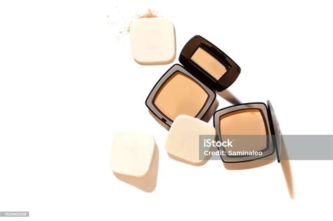 얼굴 느슨한 메이크업 파우더 검은 색 정사각형 광택 플라스틱 케이스커버의 실제 화장품 파우더는 흰색 배경과 가혹한 그림자에 고립되어 있습니다 거품을 바르는 상단 보기 파우더