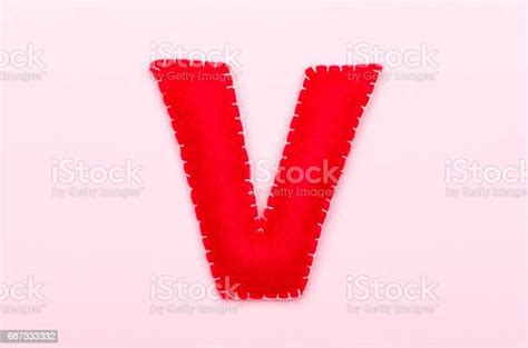 빨간 펠트에 고립 된 분홍색 배경 V 알파벳의 편지에 의하여 이루어져 있다 0명에 대한 스톡 사진 및 기타 이미지 0명 문자 분홍 Istock