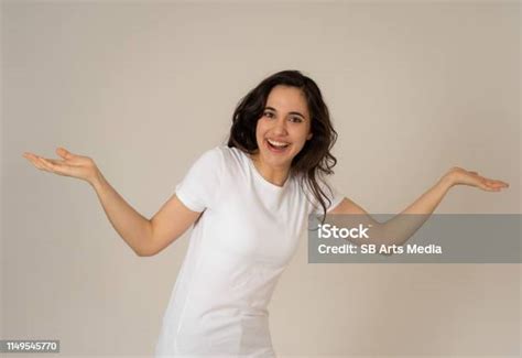 행복 한 젊은 라틴어 여자의 초상화 오픈 손 손바닥에 빈 복사 공간을 보여주는 흥분 하 고 놀라게 찾고 쾌활 한 십 대 소녀 제시 하 고 광고 제스처에 좋은 제품을 보여주는