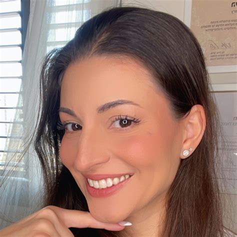 Batel Skin Care And Beauty Boutique אחת מהדוגמאות עם הגוונים המבוקשים של הקיץ 🌈 מניקור לקגל