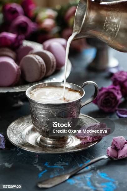 우유를 차에 붓습니다 차 한 잔 우유 수제 마카롱 쿠키를 곁들인 조식 과거에 대한 스톡 사진 및 기타 이미지 과거 따르기 로얄 밀크티 Istock
