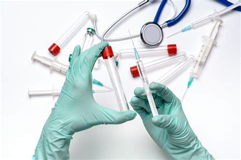 의료 앰플 바이알 주사기 및 청진기와 밝은 회색 또는 흰색 배경 위에 주사기와 테스트 튜브를 들고 실험실 기술자 조수 0명에 대한 스톡 사진 및 기타 이미지 Istock