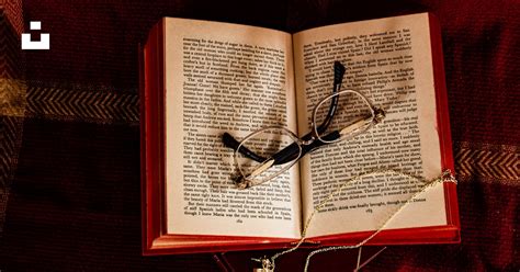 안경 한 켤레가 위에 놓인 열린 책 사진 Unsplash의 무료 마법사 이미지