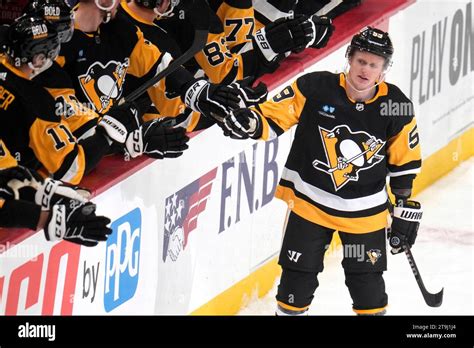 Pittsburgh Penguins Jake Guentzel 59 Returns To The Bench After Scoring During An Nhl Hockey