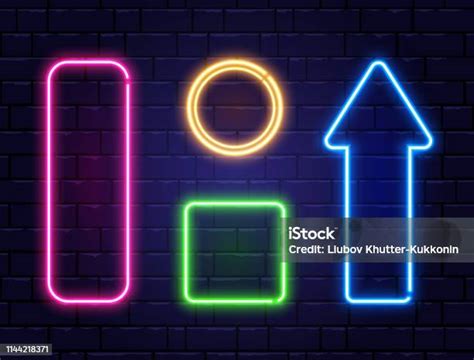 벽돌 벽 배경에 고립 된 네온 프레임 현실적인 컬러 네온 배너입니다 빛나는 밤 간판입니다 빛 전기 배너입니다 벡터 일러스트 네온에 대한 스톡 벡터 아트 및 기타 이미지