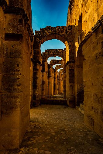 튀니지의 마 흐 디 아 주에 있는 마을 엘 드 젬 또는 엘젬에서 티 드 루스의 로마 원형 극장 0명에 대한 스톡 사진 및 기타 이미지 Istock