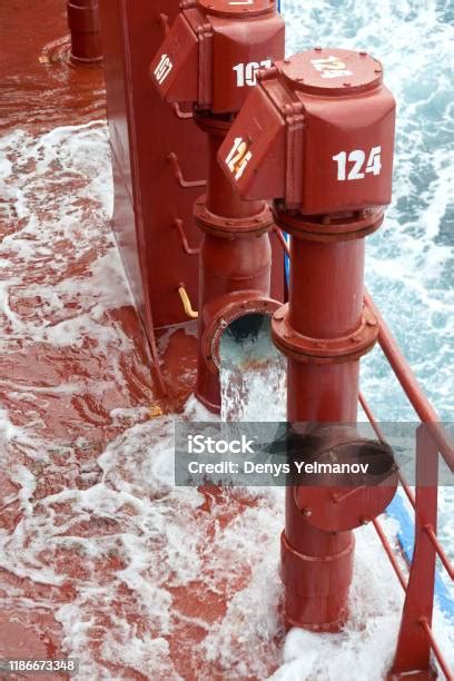 열린 바다에서 진행 중인 유동 관통 방법을 사용하여 선박의 밸러스트 워터 교환 공정 보기 밸러스트 탱크 공기 헤드를 통한 오버플로 방법 0명에 대한 스톡 사진 및 기타