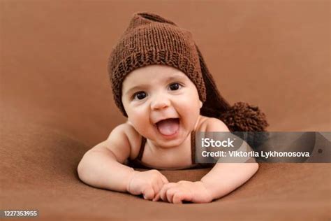 갈색 담요에 귀여운 신생아 어두운 배경에 아기 미소 신생아의 클로즈업 초상화 아기 상품 포장 템플릿 보육 의료 및 건강 한 개념 건강관리와 의술에 대한 스톡 사진 및 기타