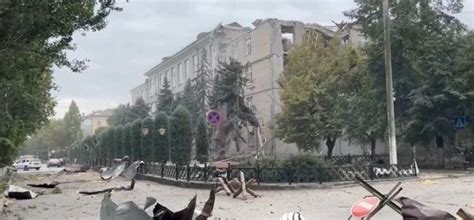 Вибухи у Херсоні повідомляють про прильоти в адмінбудівлю Шпальта