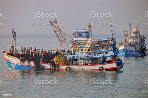 코 사무이 태국7 월 19 일 2017 보드에 사람들 그리고 그물의 많음을 가진 화려한 보트 항해의 볼 열 대 물에서 어 부가 배를 항해 바다에서 아시아 Wokers입니다
