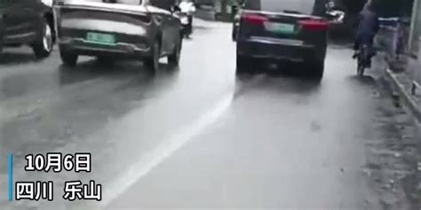 乐山一司机疯狂别车和自行车斗气结果误伤路过的电动车 凤凰网视频 凤凰网