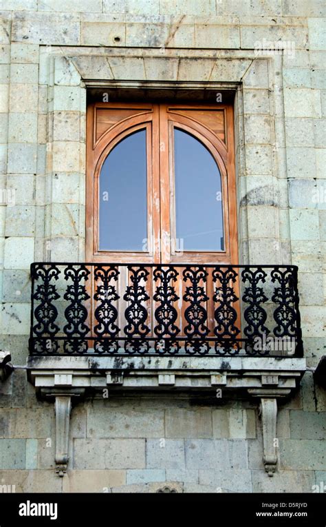 Une Grande Porte Fenêtre Ouvre Sur Un Balcon En Fer Forgé Au Museo Del