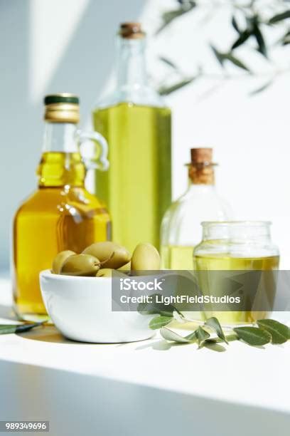 향기로운 올리브 오일의 다양 한 병 병 녹색 올리브와 하얀 테이블에 분기 그릇 0명에 대한 스톡 사진 및 기타 이미지 0명 건강한 생활방식 그리스 Istock