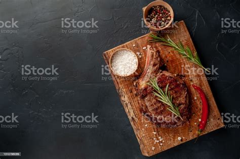 당신의 텍스트에 대한 복사 공간이있는 돌 배경에 쇠고기 스테이크 허브와 향신료 고급 요리에 대한 스톡 사진 및 기타 이미지 고급 요리 고기 굽기 Istock