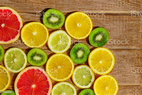 나무 배경에 오렌지 레몬 키 위 자 몽 패턴의 조각과 프레임 복사 공간 감귤류 과일에 대한 스톡 사진 및 기타 이미지 감귤류