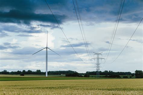 노르망디 프랑스에 있는 녹색 농업 분야에서 전기 발전을 위한 바람 터빈 신 재생 에너지 소스 산업 농업 개념입니다 환경 친화적인 에너지 생산 개발에 대한 스톡 사진 및 기타