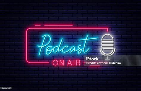 팟캐스트 네온 사인보드 빛나는 글자와 마이크가 있는 공기 네온 불빛 기호에 팟캐스트 라이브 인터뷰 방송 및 팟캐스트를 위한 밝은 배너 및 포스터 템플릿 팟캐스팅에 대한 스톡