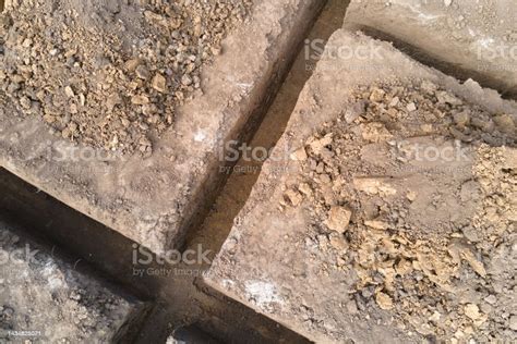 건설 현장에 새로운 집 콘크리트 기초의 건축 공사를위한 참호를 파고 파기에 대한 스톡 사진 및 기타 이미지 파기 프레임 가정 생활 Istock