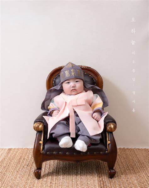 시월사진관 본아트 백일사진 돌사진 홈스냅 전통백일 출장 전통의자에 백일컨셉은 봐도봐도 질리지 않는 사진인가봐요 아주 오래전부터 찾으시는 분들이 많으니까요