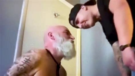 Vieille Pédale Humiliée Et Baffée Slap The Old Fag