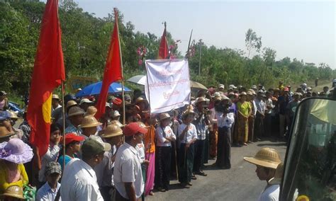 Dvb ဧရာ၀တီသပိတ္စစ္ေၾကာင္း ဖ်ာပုံျပည္သူမ်ား ႀကိဳဆုိ ဓာတ္ပုံ