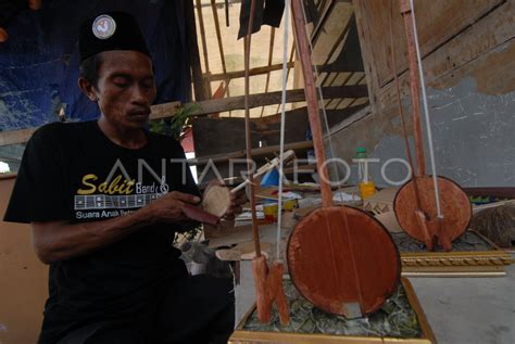 Perajin Miniatur Teh Yan Antara Foto