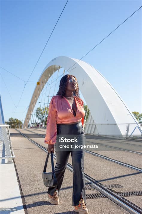 리옹 도시에서 아프로 머리를 가진 예쁜 젊은 혼합 인종 아프리카 계 미국인 힙스터 동영상 블로거 여자 20 24세에 대한 스톡 사진 및 기타 이미지 Istock